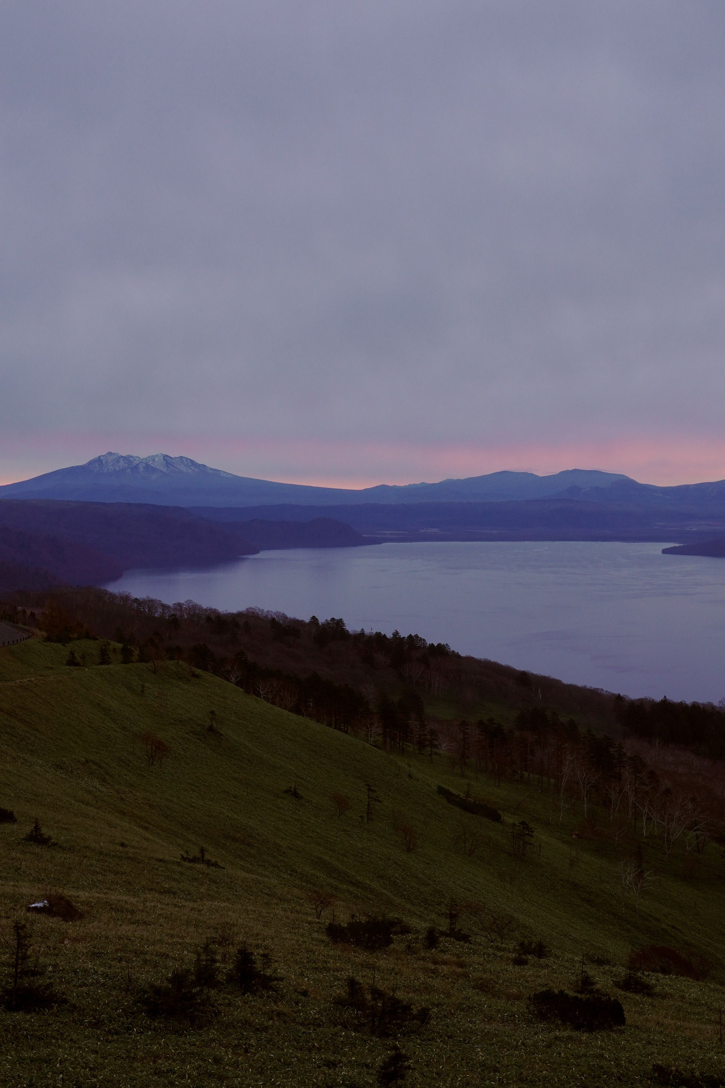 屈斜路湖夜明け 美幌峠 曇りほんのり赤く(ranwanさん) | αcafe αの写真投稿サイト ｜ ソニー